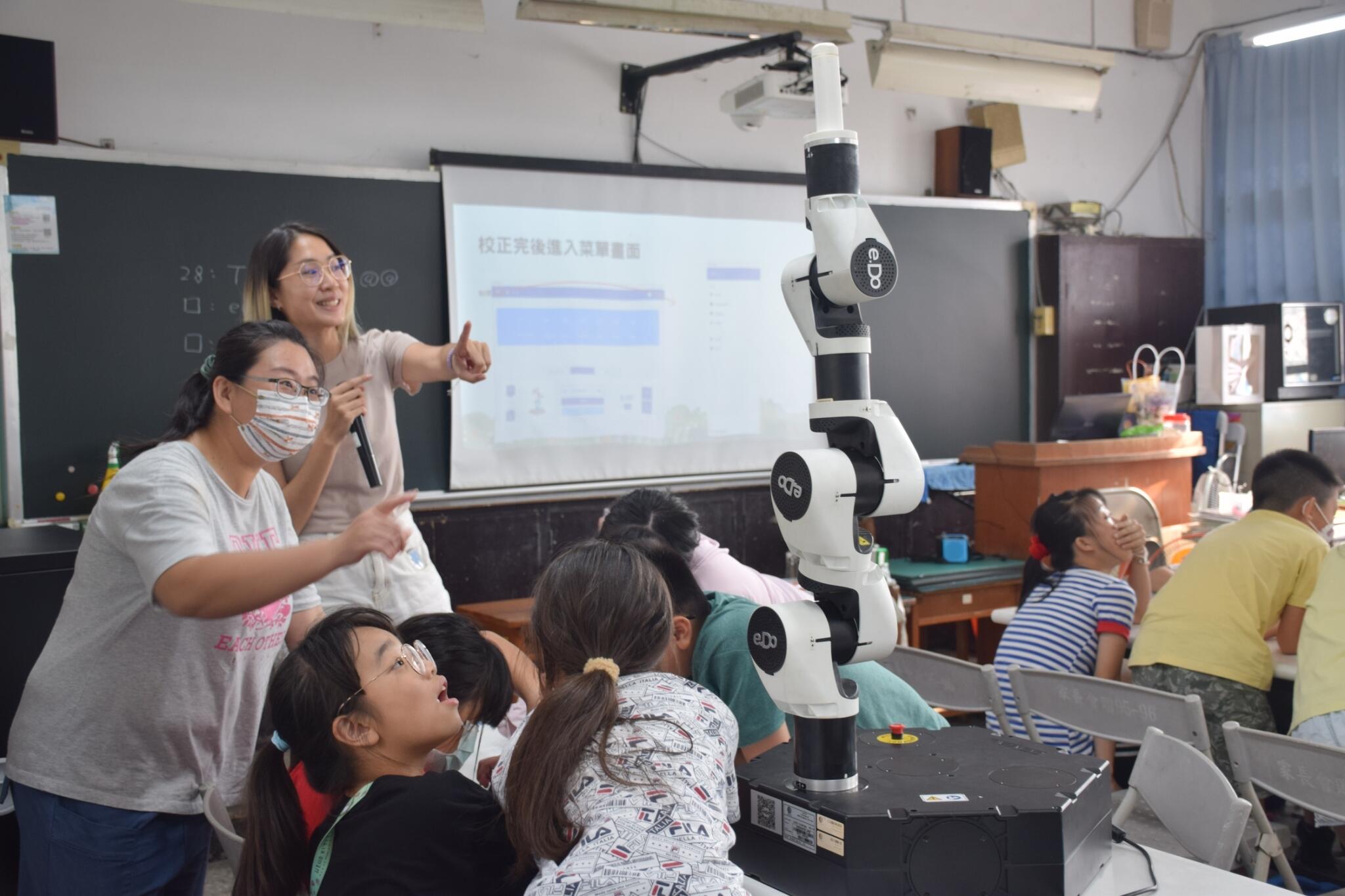 e.Do robotic arm course cultivates students’ after-school interests